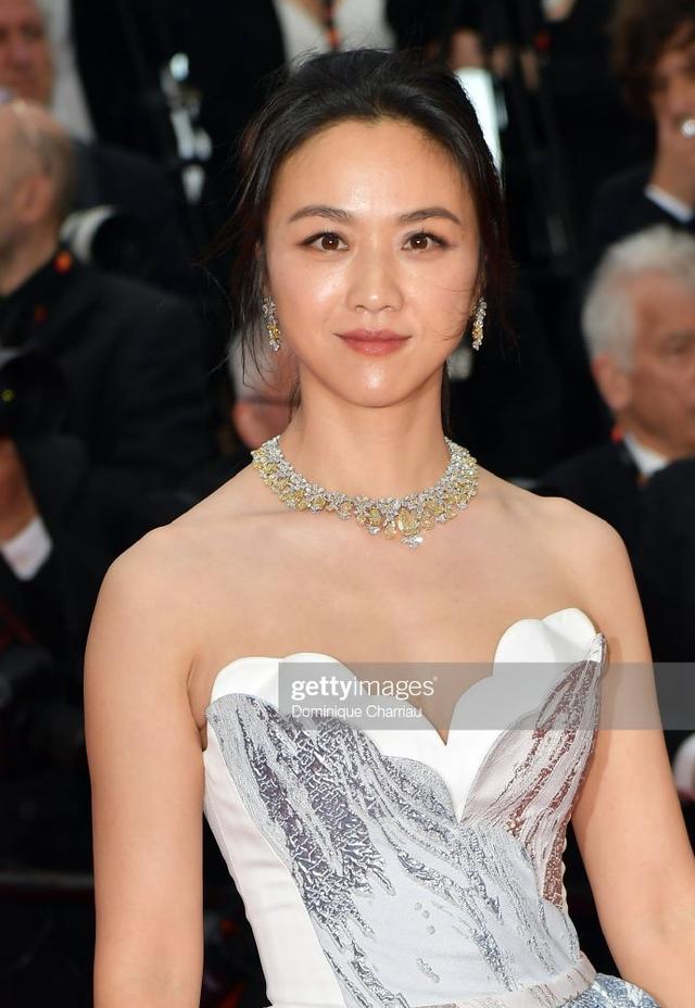Tang Wei's red carpet photos flow out, she looks very young from a ...