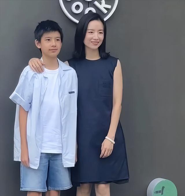 Dong Jie exposed her son again!Ding Ding is now as tall as his mother ...