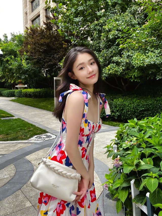 Lin Yuner looks cute and cute in a broken leaf dress - iMedia
