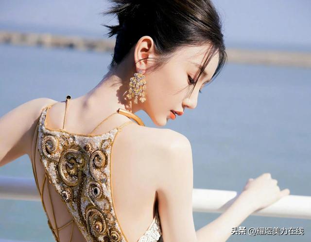 Mao Xiaotong: Dressed in an embroidered beaded long dress, her back is charming and sultry ...