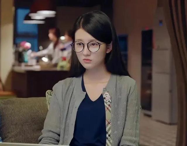 The beauty of the girl with glasses cannot be captured in old movies ...