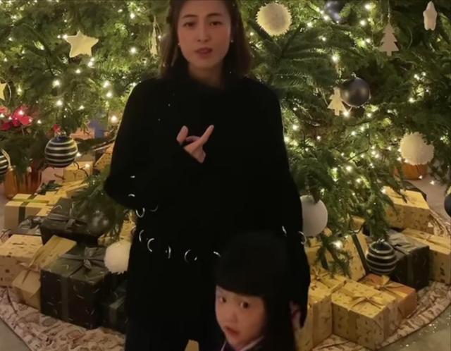 Gabby took his two daughters to watch the concert. The 4-year-old ...