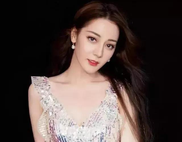 Di Lieba shows off her good figure - iMedia