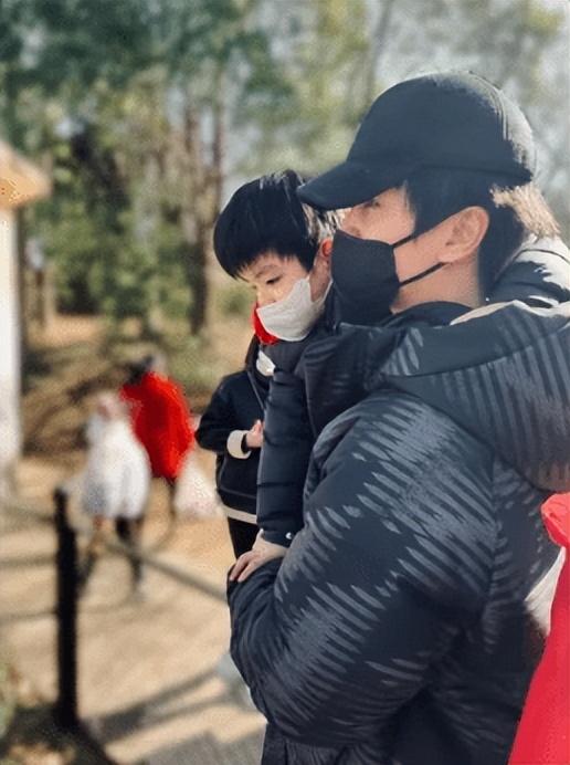 Chen Xiao and Michelle Chen take their son to the zoo. Father and son ...