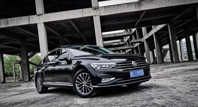 The interior of the new Magotan is still equipped with a quartz watch ...