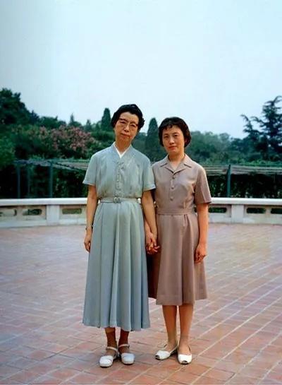 In 1975, a group photo of Jiang Qing and Zhang Yufeng, pay attention to ...