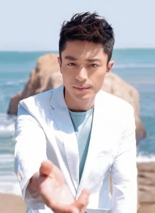 Huo Jianhua appeared in Beijing and took photos with fans, and came ...