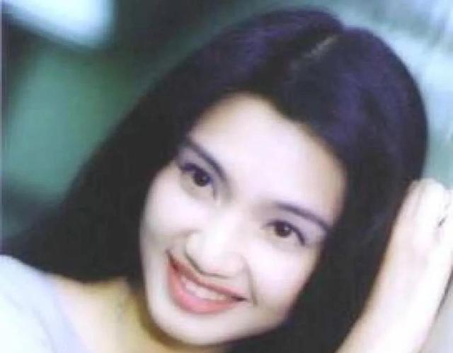 Hong Xin officially announced her divorce late at night, why did she post three posts in a row ...