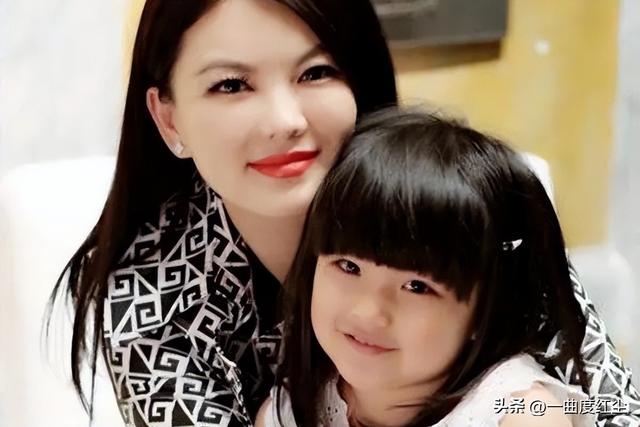 Wang Shiling took a photo with her girlfriends to show off her long ...