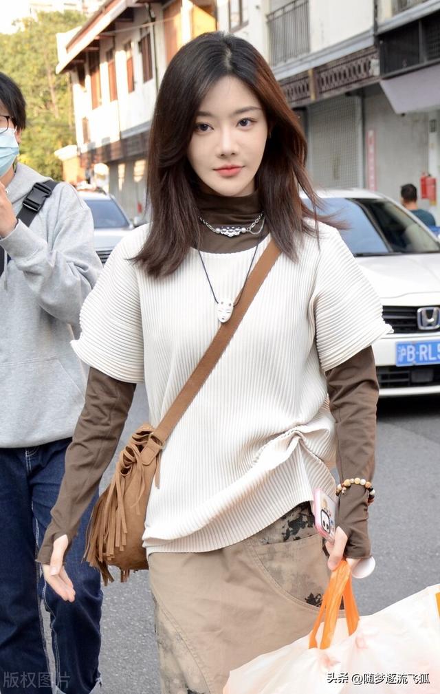 SNH48 member Hu Xiaohui appeared on the street, wearing a coffee-colored outfit with stunning ...
