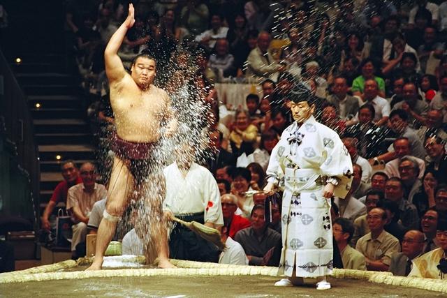Japan has not only male sumo, but also female sumo, but no man dares to ...