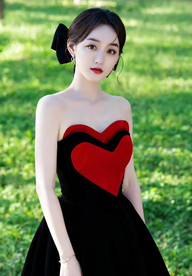 He Hongshan was very eye-catching at Beijing Fashion Week.pretty enough ...