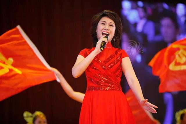 Li Jinzhi, one of the top ten famous actors in Henan Opera, is a proud ...