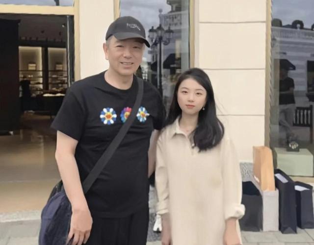 The old actor Zhang Chenguang was met by chance in Italy, his hair was gray and his face was ...