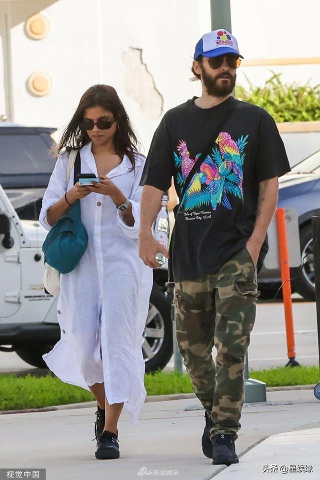 Jared Leto's sunglasses are cool and handsome, walking with a woman on ...