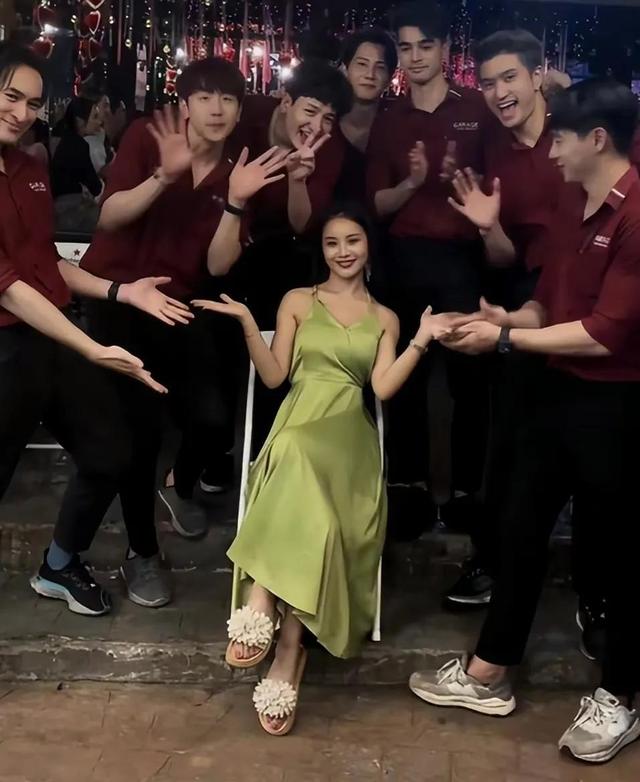 "Karma waist"! Internet celebrity Meiqi reported safety in Singapore ...