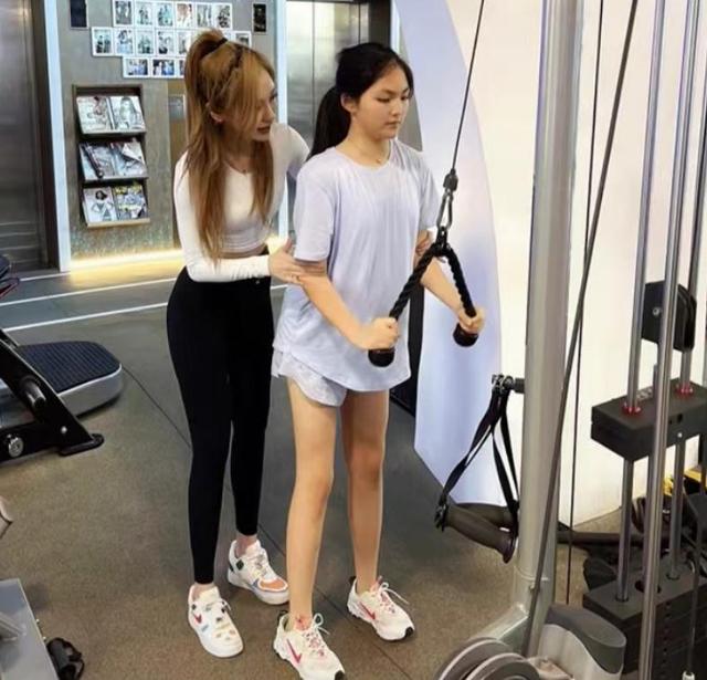Wang Shiling's fitness photos are released: she loses 58 pounds with ...