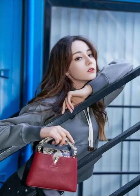 Want to wear a sweater with a sassy look? Look at Di Lieba's outfits ...