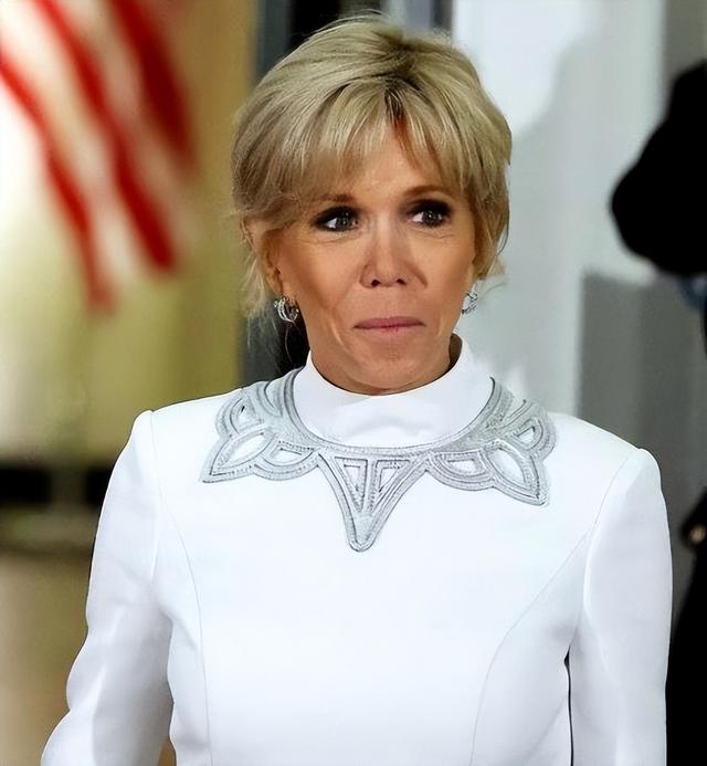 The 69-year-old Brigitte is wearing a chicken nest head, stunning in a ...