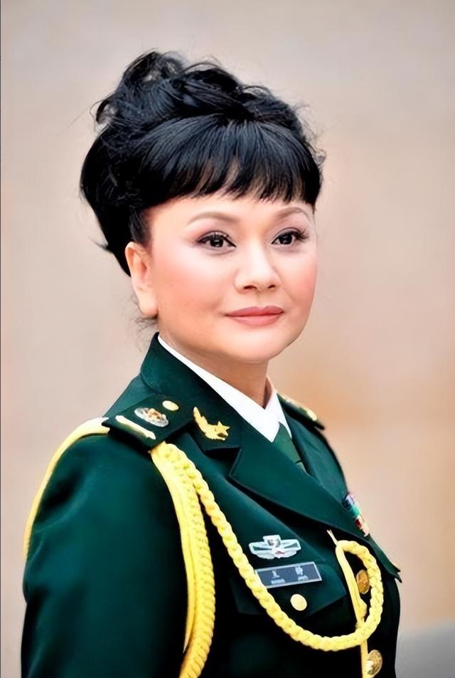 After her divorce from Nie Weiping, singer Wang Jing raised her child ...