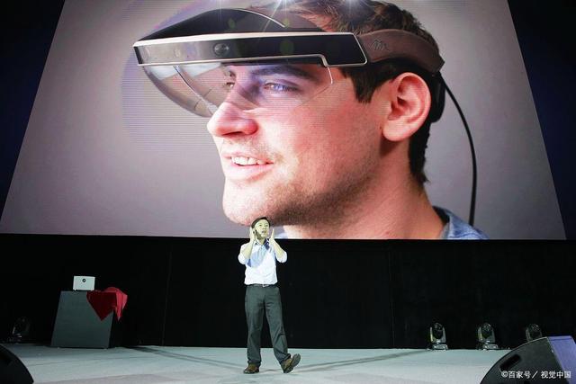 Microsoft HoloLens 1 - the world's first untethered holographic ...