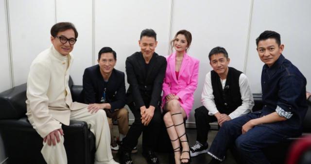 Ah Sa happily posted a photo with the 5 male gods. Netizens: All of ...