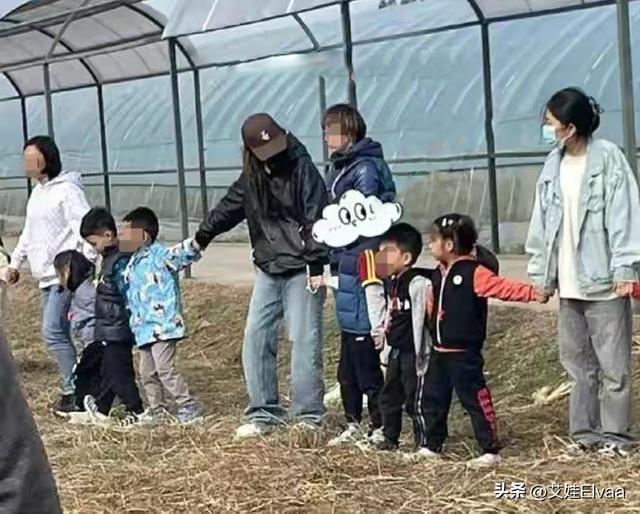 Angelababy took a small sponge to participate in parent-child ...