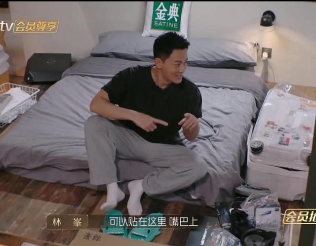 In the awkward chat scene of Lin Feng and Wu Jianhao's dormitory, the ...