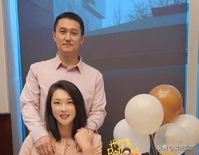 Hui Ruoqi posted a photo of her husband and wife on her 32nd birthday ...