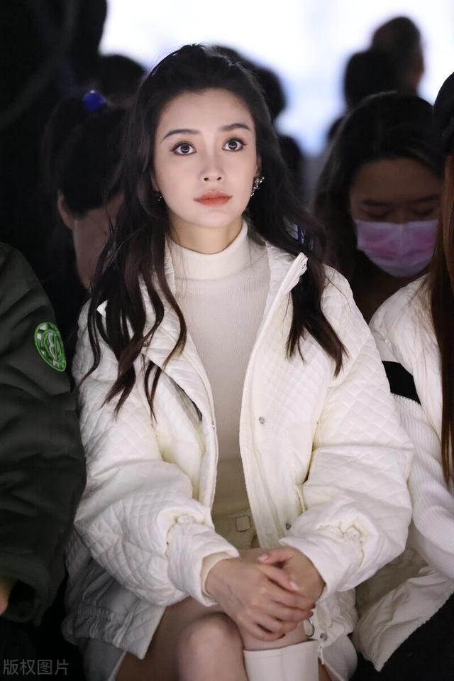 Angelababy Yang Ying and Zheng Xiuyan appeared in Beijing Bosideng ...