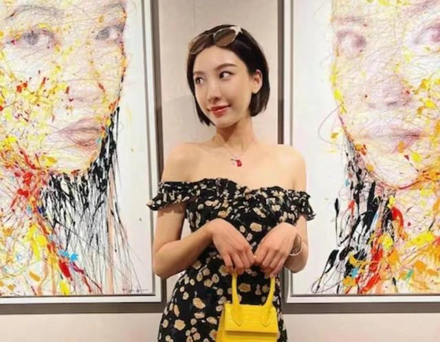 Qi Jiao is full of energy in watching the exhibition, high-profile show ...