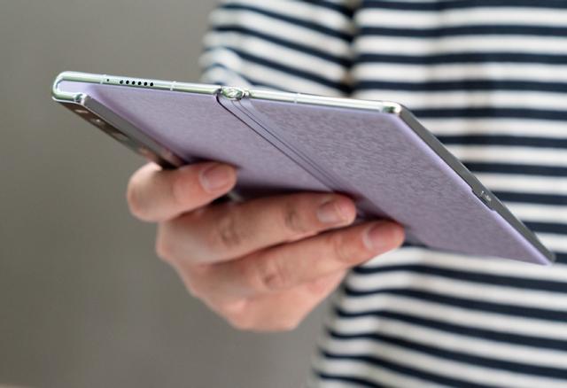 How strong is the dual-rotor eagle wing hinge of Huawei Mate Xs 2?Just ...