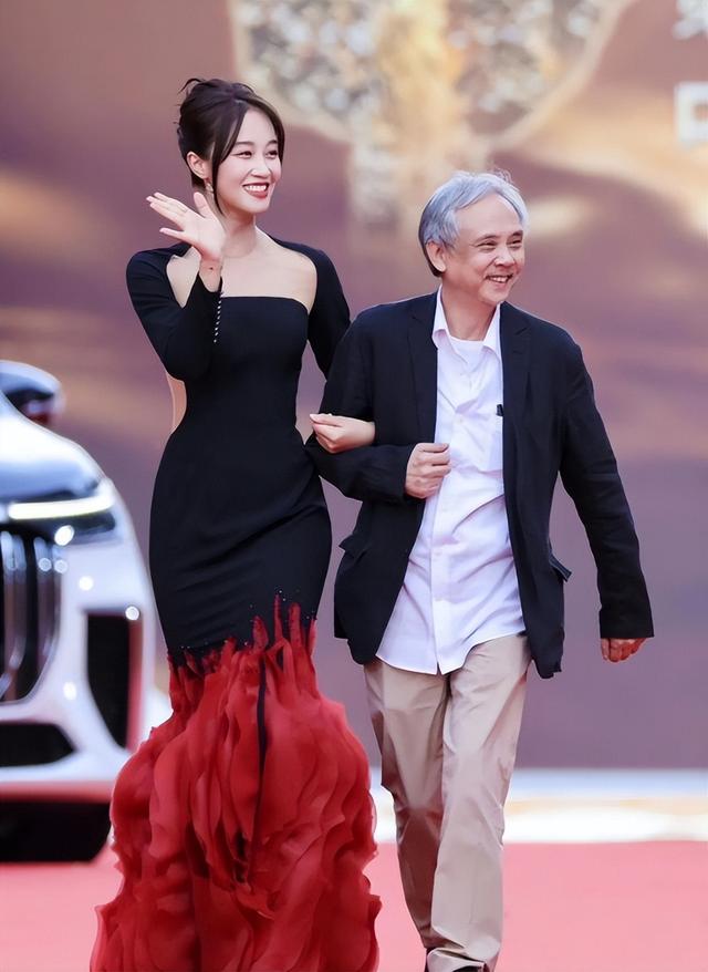 It's the red carpet again! Liu Yan is in poor condition, Li Qin has no ...