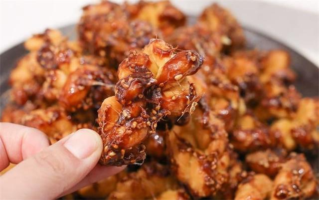 Teach you a new way to eat Mahua, wrapped in brown sugar to make sweet ...