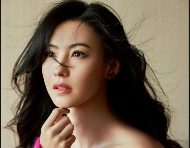 Bai Zhi bought snacks with her son, the skin was so beautiful that the ...