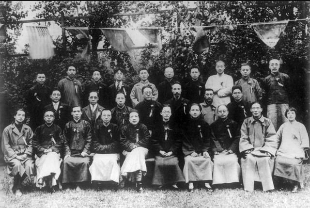 In 24 years, Mao Zedong and Wang Jingwei took a group photo. At this ...