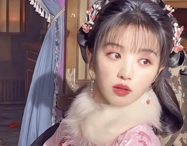 Tian Xiwei is tall, big eyes, small pear dimple, cute girl, quirky ...