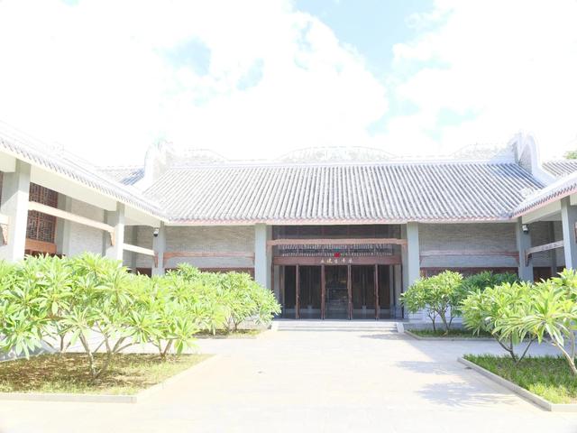 Walk into Qiu Jun Cultural Park and see Qiu Wensun, a famous scholar of ...