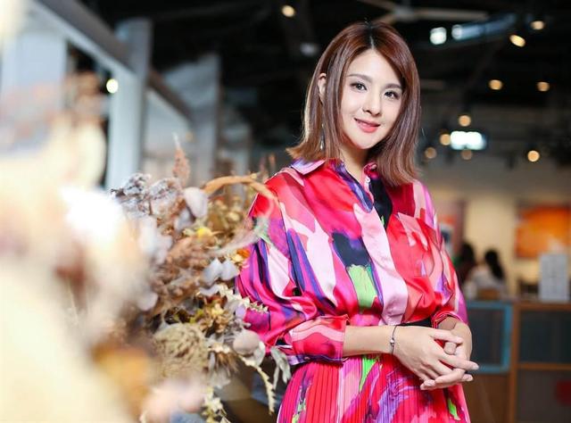 Guo Jing: Red makeup goes abroad to push a new album and new song is a ...