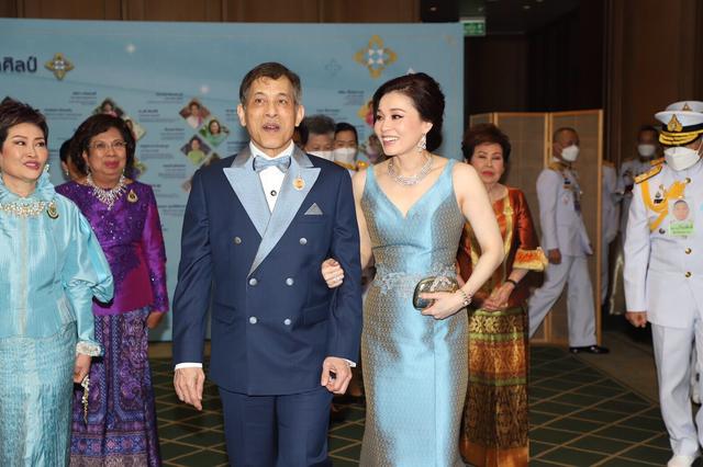 Suthida is in the limelight!Rarely wearing a suspender evening dress ...