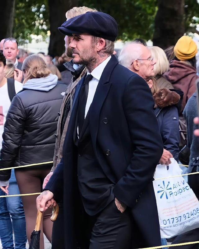 Beckham queues with mourners, patiently waits to see Queen's coffin ...