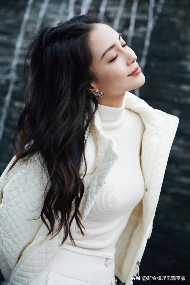 The 33-year-old baby posted a new photo, the pure white suit is pure ...