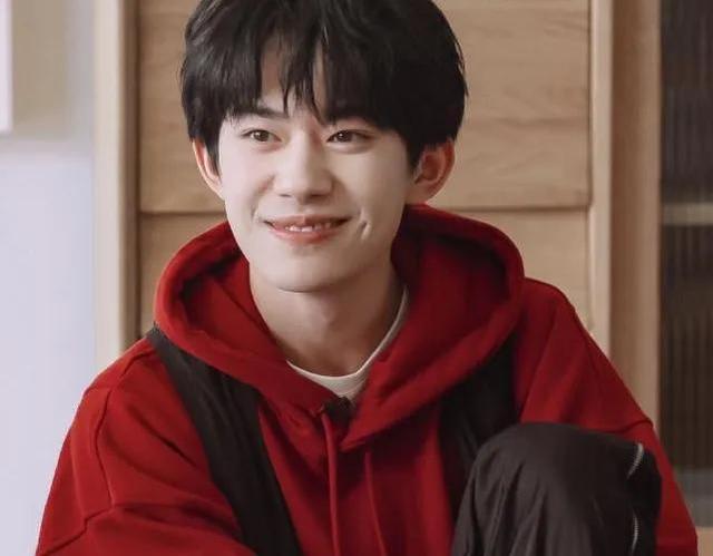 In April 2022, the number of followers of male stars on Weibo, Yi Yang ...