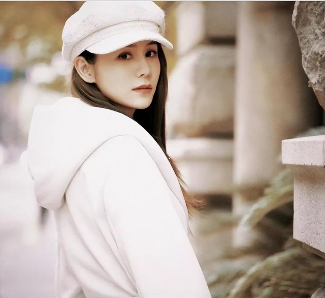 Zhang Xinyue and Lin Feng took photos on the street in Shanghai, but they were photographed in ...