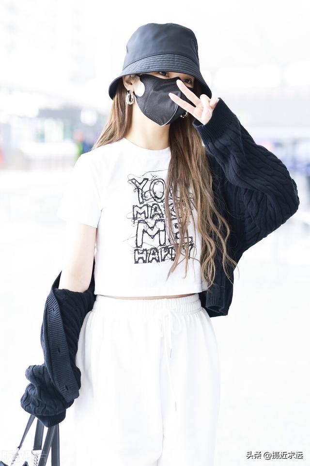 Rainie Yang appeared alone at Shanghai Hongqiao Airport without her ...