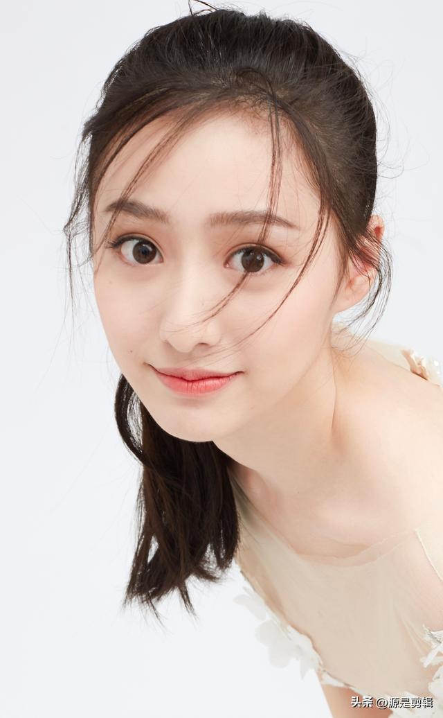 Hu Lianxin looks pure and lovely in a white dress - iMedia