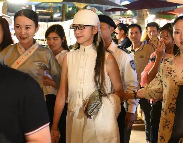 Yang Liping rarely appeared in the wine bureau, male fans knelt down ...