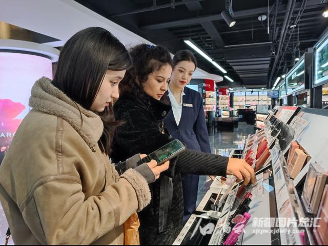 Offline experience Online order This cross-border experience store ...