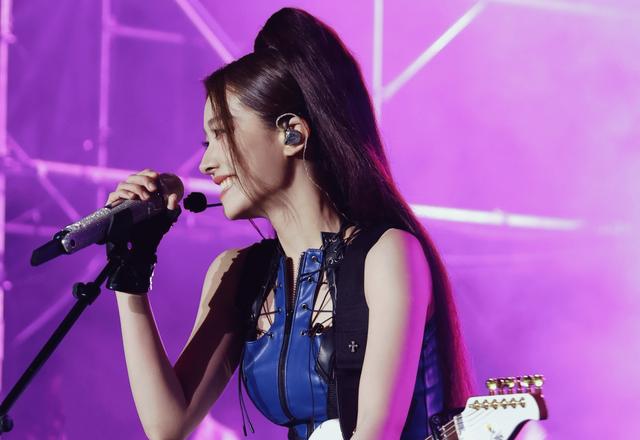 Yu Yan Music Festival stage played rock and roll, wearing hollow ...