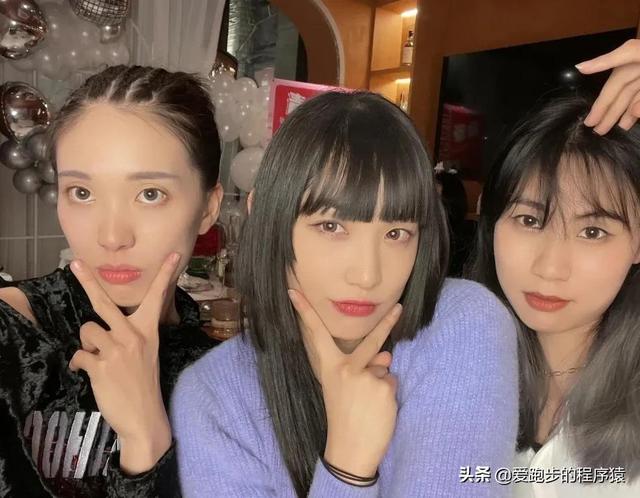 Zheng Yixin celebrates a friend's birthday, the new hairstyle is very ...